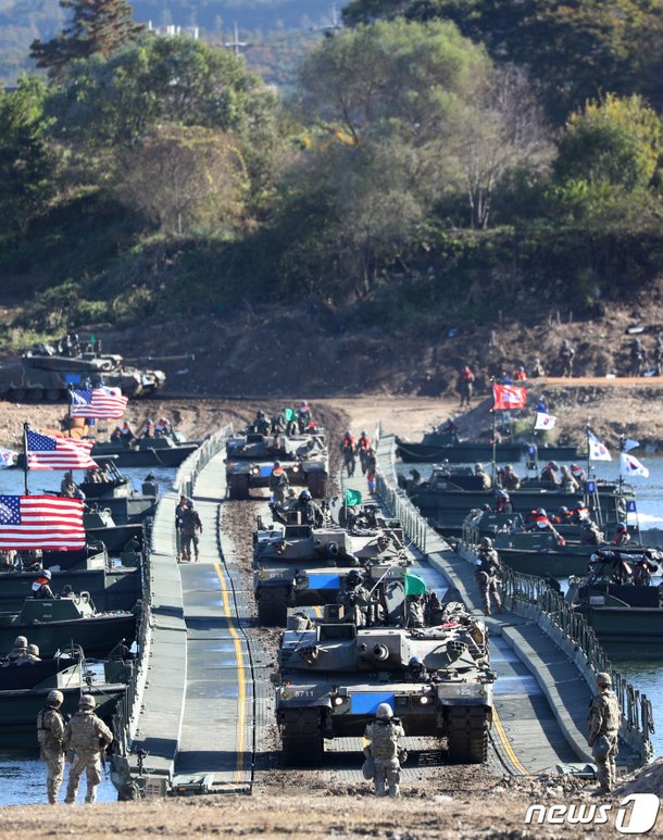 부교 건너는 K-1E1 전차 : 네이트 뉴스