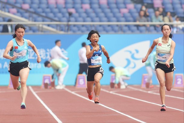 46세 전민재, 장애인AG 육상 100m 은메달…"내년 파리까지 뛰겠다" : 네이트 스포츠