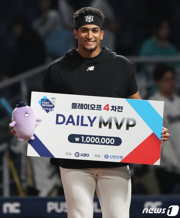 완벽투 펼친 kt 쿠에바스, PO 4차전 MVP : 네이트 뉴스