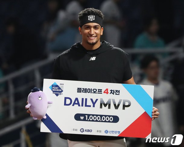 PO 4차전 MVP 차지한 쿠에바스 : 네이트 뉴스