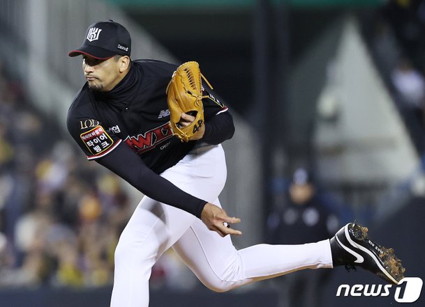 KS 2차전 출격한 kt 쿠에바스 : 네이트 스포츠