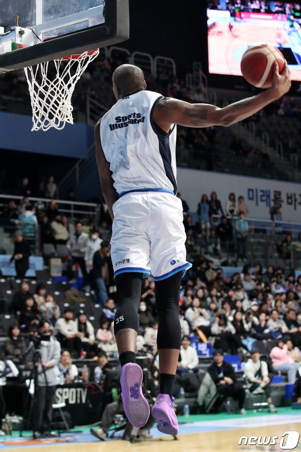 덩크하는 맥스웰 : 네이트 스포츠