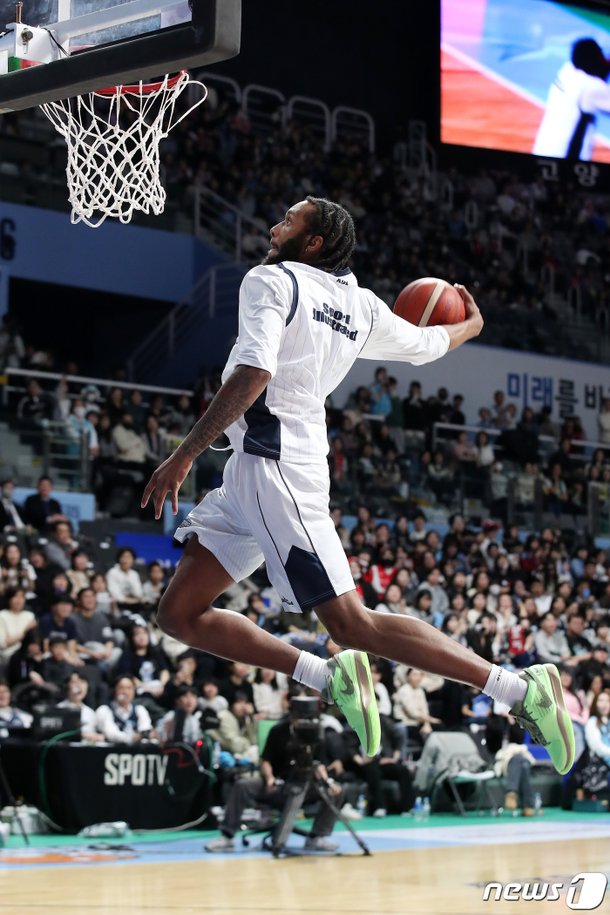 KT 패리스 배스 '날아올라' : 네이트 스포츠