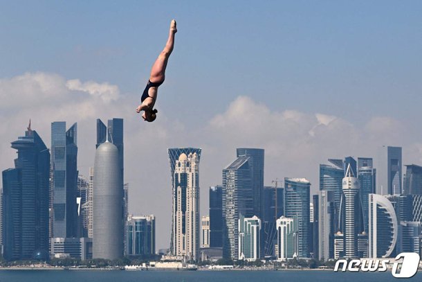 [포토] 도하 도심을 배경삼아 '점프'…20m 하이다이빙 예선 : 네이트 뉴스