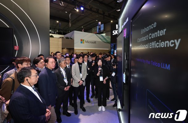 [MWC2024] SKT 부스 둘러보는 최태원 회장 : 네이트 뉴스