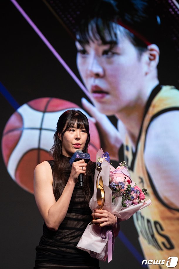 최초 8관왕 MVP 수상한 KB스타즈 박지수 : 네이트 스포츠