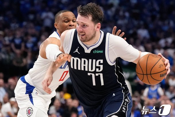 '돈치치+어빙 43점 합작' 댈러스, NBA PO서 클리퍼스 꺾고 2승 선착 : 네이트 스포츠