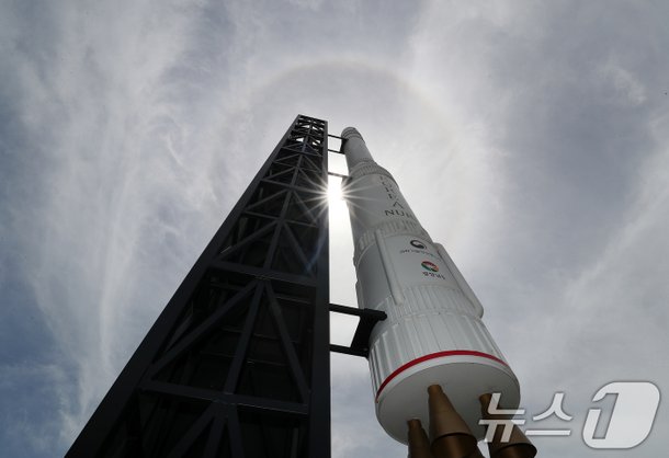 누리호 발사체 모형 위로 뜬 해무리 : 네이트 뉴스