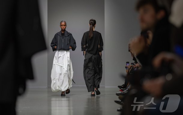파리서 선보이는 박춘무 데무(DEMOO) '2025 S/S 컬렉션' : 네이트 뉴스
