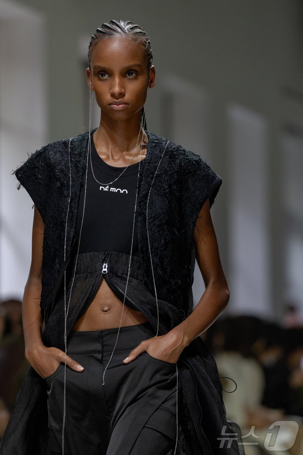 파리서 선보이는 박춘무 데무(DEMOO) '2025 S/S 컬렉션' : 네이트 뉴스