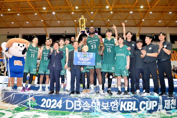 '수비 농구' 변신 DB, KT 꺾고 컵대회 첫 우승…MVP 오누아쿠 : 네이트 스포츠