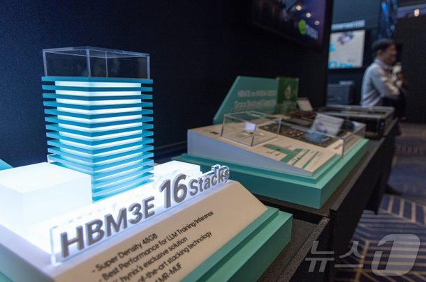 SK하이닉스 "HBM3E 16단, 내년 초 샘플 제공" : 네이트 뉴스