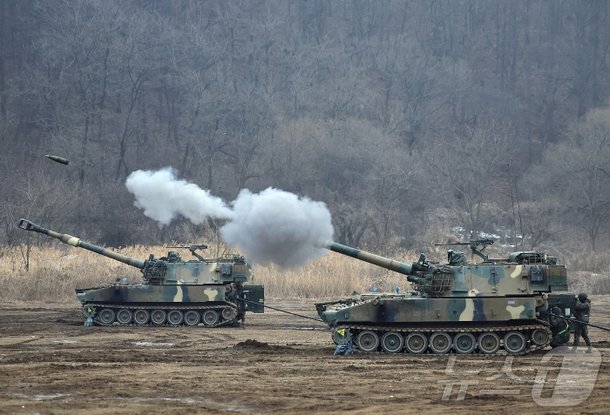 육군 30기갑여단 하나포병대대, K55A1 자주포 포탄 사격 : 네이트 뉴스