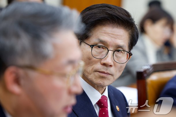 김민석 차관 답변 듣는 김문수 장관 : 네이트 뉴스