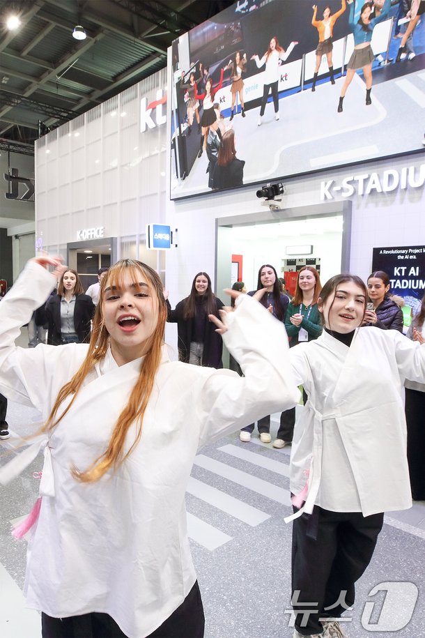 MWC에 스며든 K팝 : 네이트 뉴스