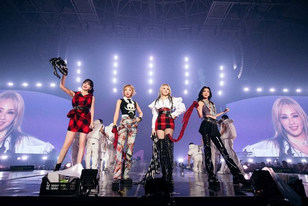 2NE1, 15주년 투어 화려한 피날레…12개 도시·27회 공연 성황 : 네이트 연예