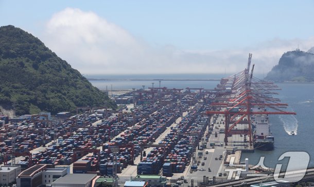 '해운 운임' 美 상호관세 연기 여파 지속…KCCI 4.55%·SCFI 4.98%↓ : 네이트 뉴스