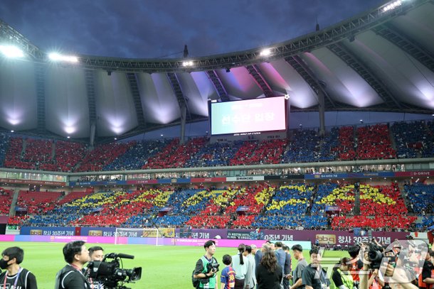 [르포] "꿈 같은 직관"…30돌 BBQ, FC바르셀로나와 한여름 밤 축제 : 네이트 뉴스