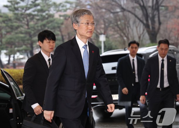 출근하는 조희대 대법원장 : 네이트 뉴스