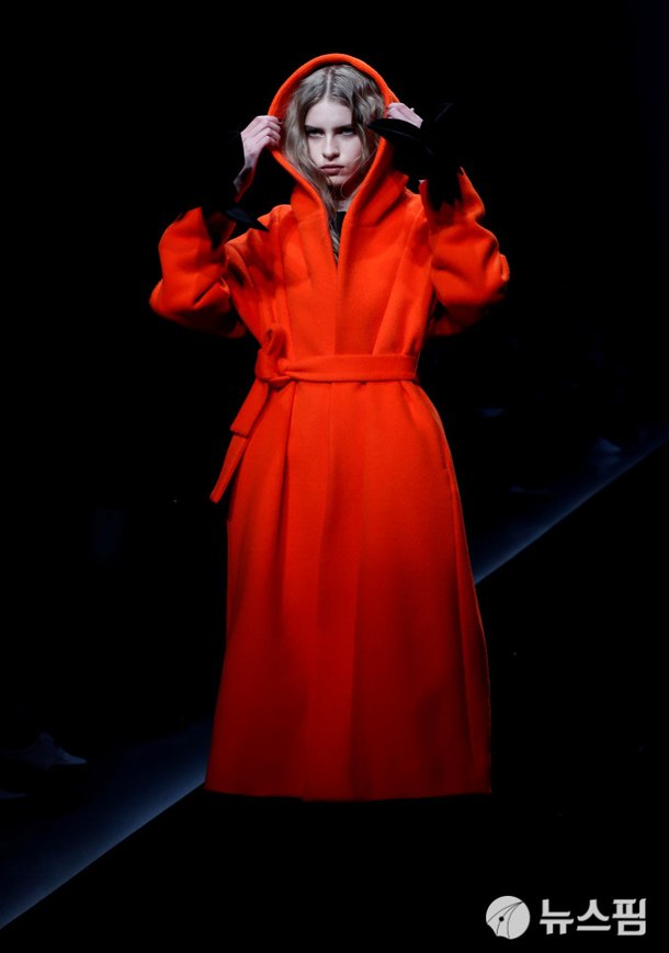 [사진] '아마존 패션위크' 아오이 와나카의 2019 F/W 컬렉션 ③ : 네이트 뉴스