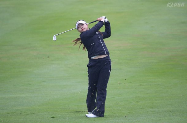 [KLPGA] '1R 공동선두' 김지영2·하민송 "비 덕분에 좋은 성적" : 네이트 스포츠