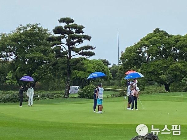 하늘과 기상 컨설팅이 도운 KLPGA 2R 재개…5시간 지연끝 스타트 : 네이트 스포츠