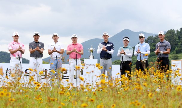 '낚시꾼 스윙' 최호성의 선두 질주·이동민 홀인원…웃음꽃 핀 KPGA 개막전 : 네이트 스포츠