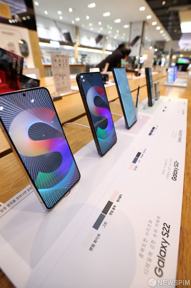 KT·LG유플러스, 갤S22·S22+ 공시지원금 3배 올렸다 : 네이트 뉴스