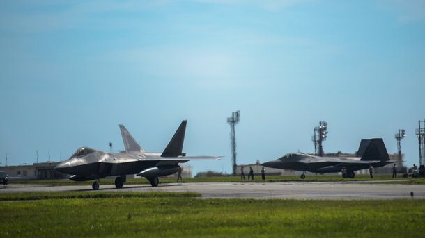 美 '최강 전투기' F-22, 4년 만에 한반도 전개…B-52H 전략폭격기도 출격 : 네이트 뉴스