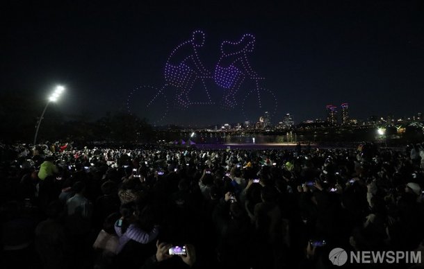 화려한 서울 하늘…한강 불빛 공연 네이트 뉴스