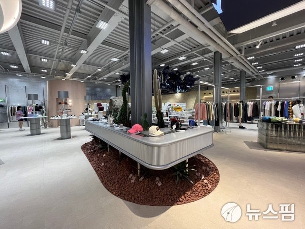 'MZ성지' 성수 진출한 한섬, EQL 첫 플래그십 가보니 : 네이트 뉴스