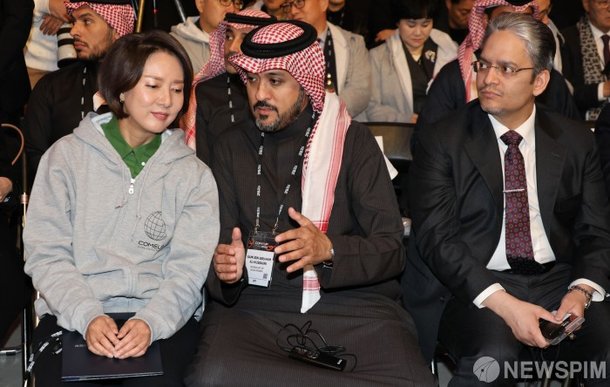 사미 빈 이브라힘 알후세이니(Sami bin Ibrahim Al-Hussaini) 사우디 중기청장과 대화하는 이영 중소벤처기업부 ...