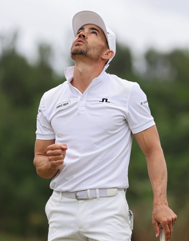 [PGA] '9년만의 우승' 비예가스 "하늘나라 딸이 기뻐할 것" : 네이트 스포츠