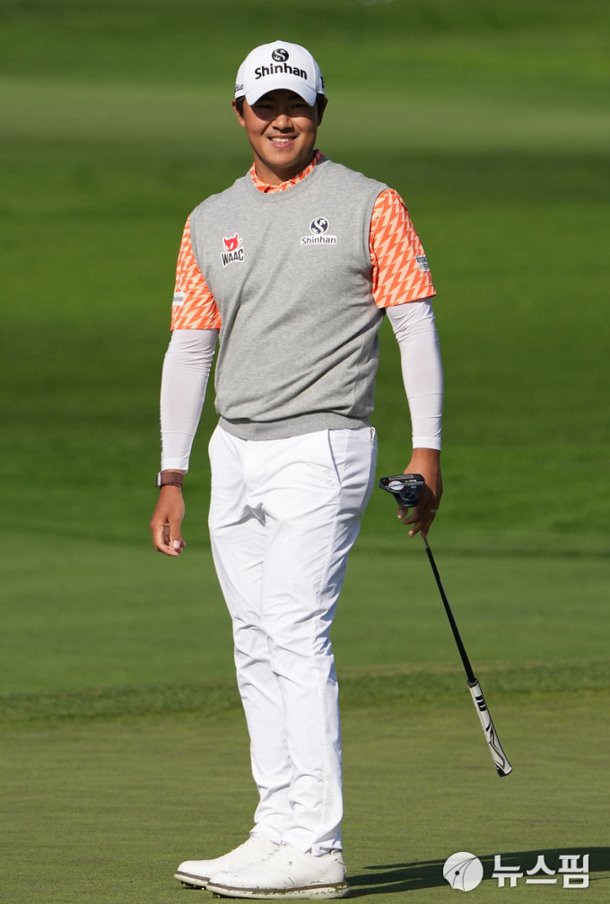 [PGA] 김성현, 파머스 인슈어런스 2R 공동 10위로 뛰어 : 네이트 스포츠