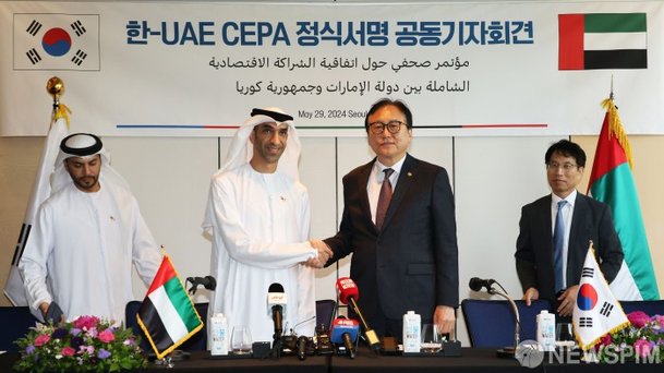 한 Uae 포괄적경제동반자협정 Cepa 서명 기자회견 기념촬영하는 정인교 산업부 통상교섭본부장 네이트 뉴스