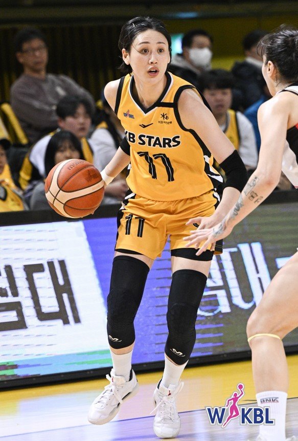 [여자프로농구] '강이슬 26점' KB, 선두 BNK 꺾고 4연패 탈출 : 네이트 스포츠