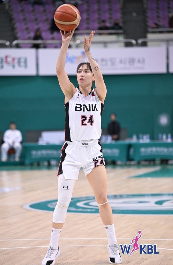 [여자프로농구] 김소니아, '버저비터 자유투' 3방…BNK, 1점차 역전승 : 네이트 스포츠