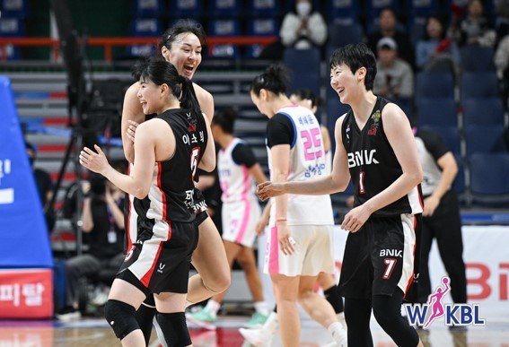 [여자농구] '박혜진 21점' BNK, 삼성생명 잡고 4강 PO 선승 : 네이트 스포츠