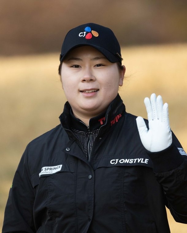[KLPGA] '사흘 연속 60대 타수' 홍정민, 국내 개막전 3R 단독 선두 : 네이트 스포츠
