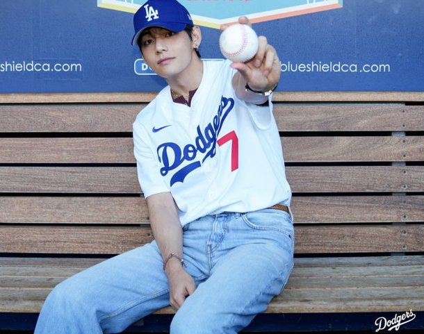 [MLB] BTS 뷔, 다저스 홈경기 시구…오타니와 '허그'도 : 네이트 스포츠