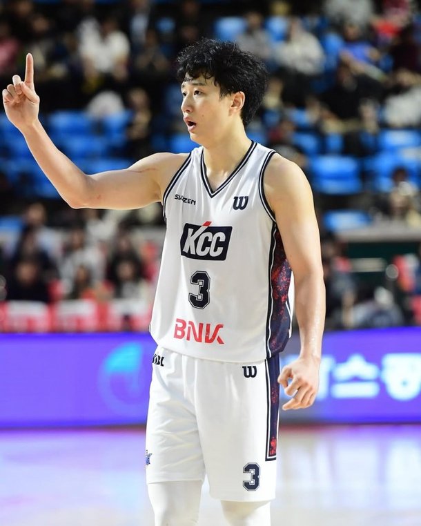 [프로농구] 허웅, 종료 7초 전 역전 3점포…KCC, DB 꺾고 단독 선두 : 네이트 스포츠