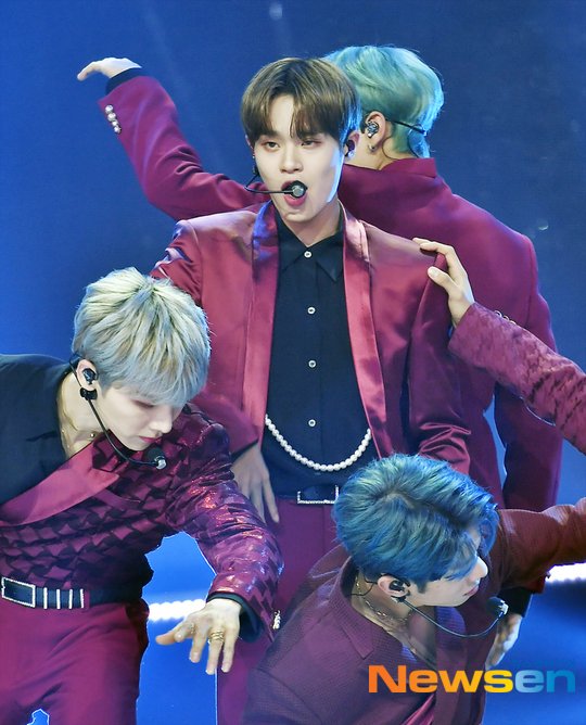 이대휘 (AB6IX) '무대 만끽하는 훈남 '[포토엔HD] : 네이트 연예