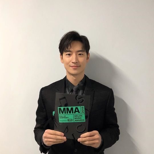 이제훈 'MMA 2019' 인증샷, 이렇게 잘생긴 시상자는 처음[SNS★컷] : 네이트 연예