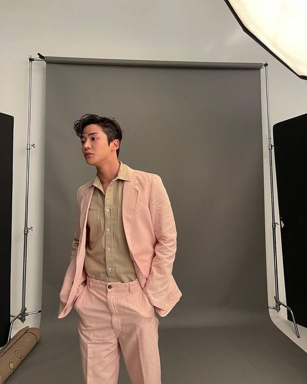 SF9 로운, 190.5㎝ 우월 비율+훈훈 비주얼로 여심 저격[SNS★컷] | 네이트 연예