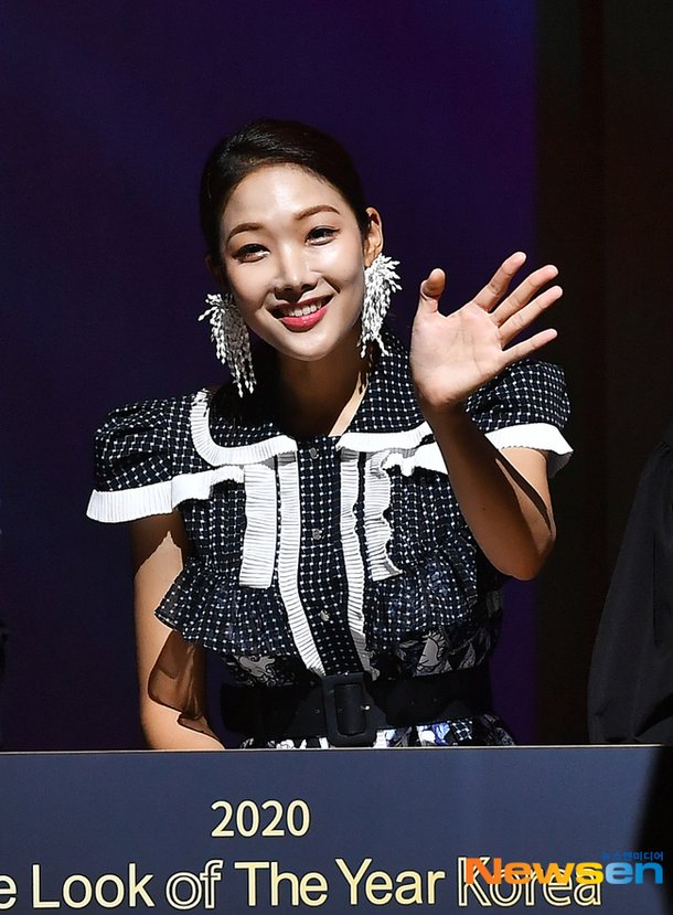 IQ 156 멘사 회원 정이나 아나운서, 매력적인 손인사~ [포토엔HD] : 네이트 연예