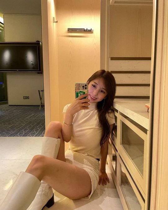 '169cm·47kg' 야옹이 작가, 5성급 호텔서 뽐낸 8등신 완벽 몸매…마네킹인 줄 : 네이트 연예