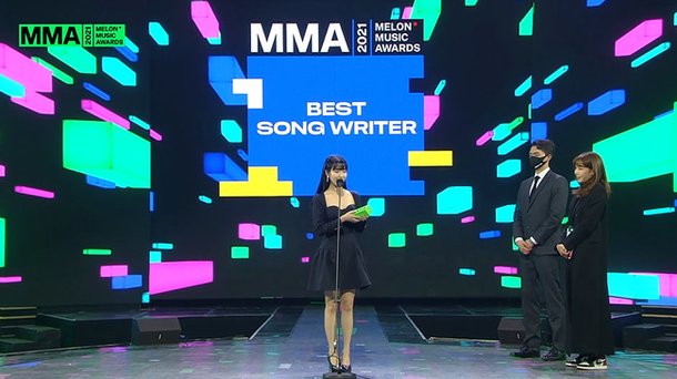 아이유, 베스트 송라이터상 영광 "30대엔 어떤 음악 만날지 설레"[MMA2021] : 네이트 연예