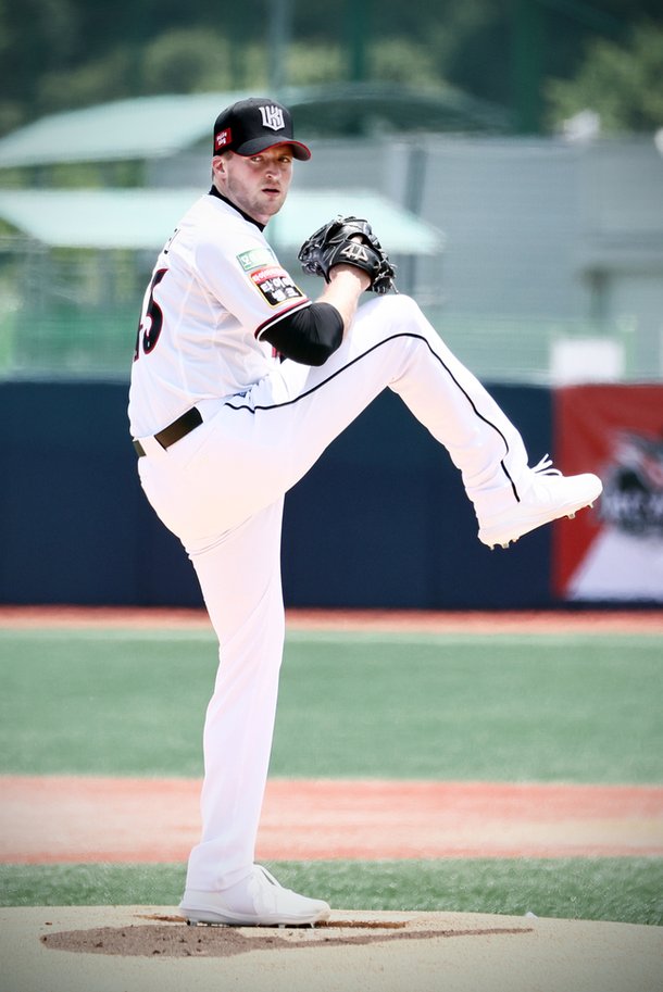 'KBO 데뷔전' KT 벤자민, 키움전 3이닝 무실점…'최고 148km' : 네이트 스포츠