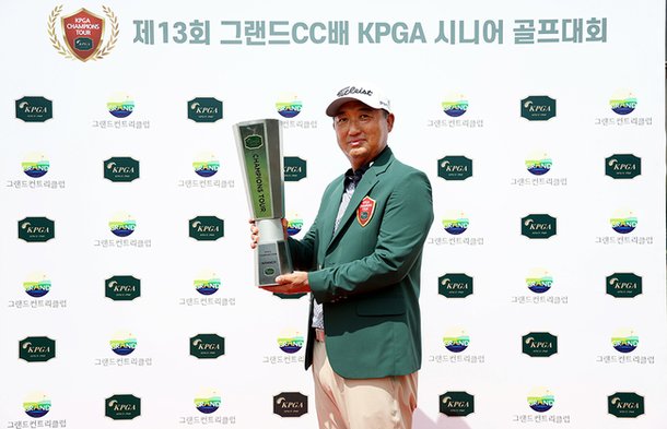 모중경, 챔피언스투어 대회 2연승…제13회 그랜드CC배 KPGA 시니어 골프대회 우승 : 네이트 스포츠
