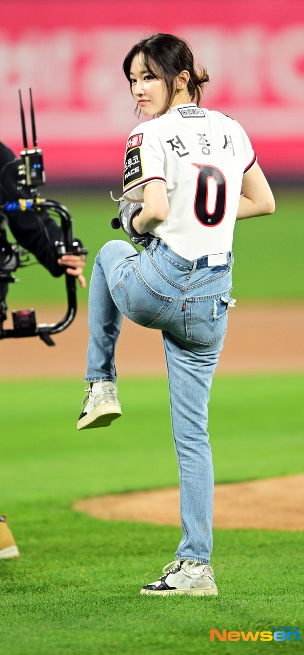 PO1차전 시구 전종서, 완벽 와인드업[포토엔HD] : 네이트 연예